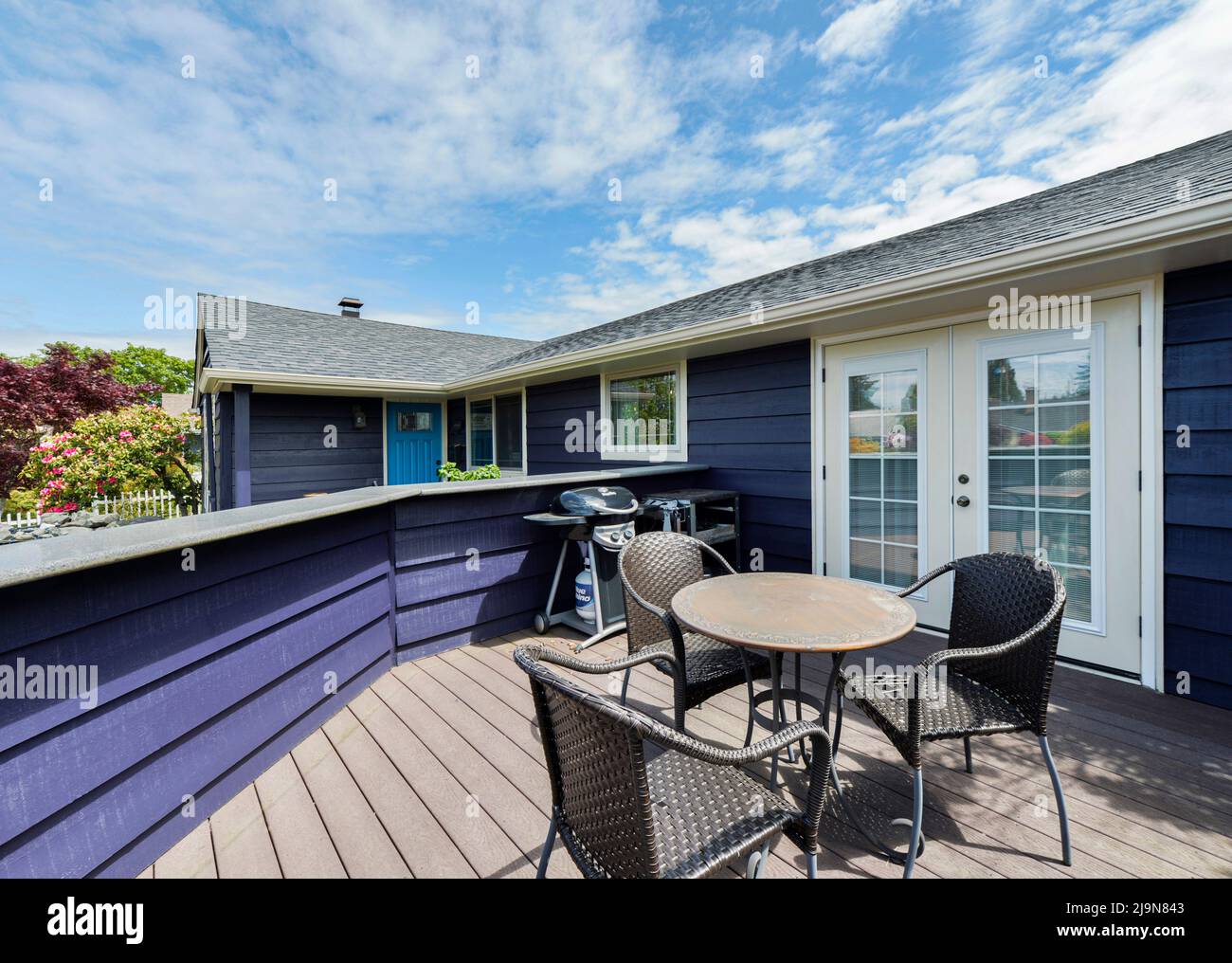 Modern residential exterior patio Stock Photo - Alamy