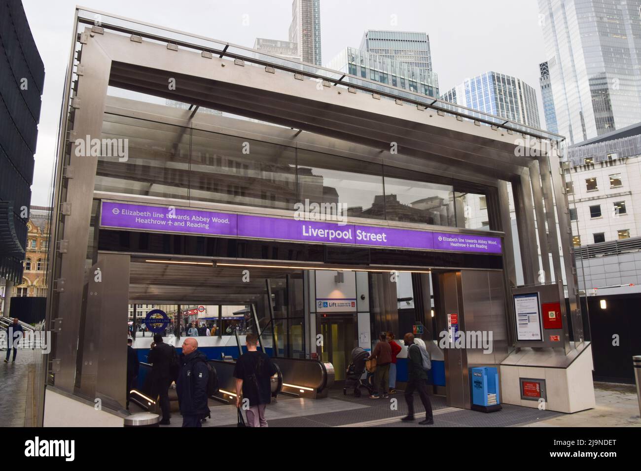 New elizabeth line liverpool street station hi-res stock photography ...