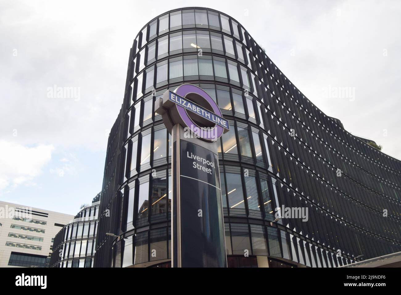 Elizabeth line sign hi-res stock photography and images - Alamy