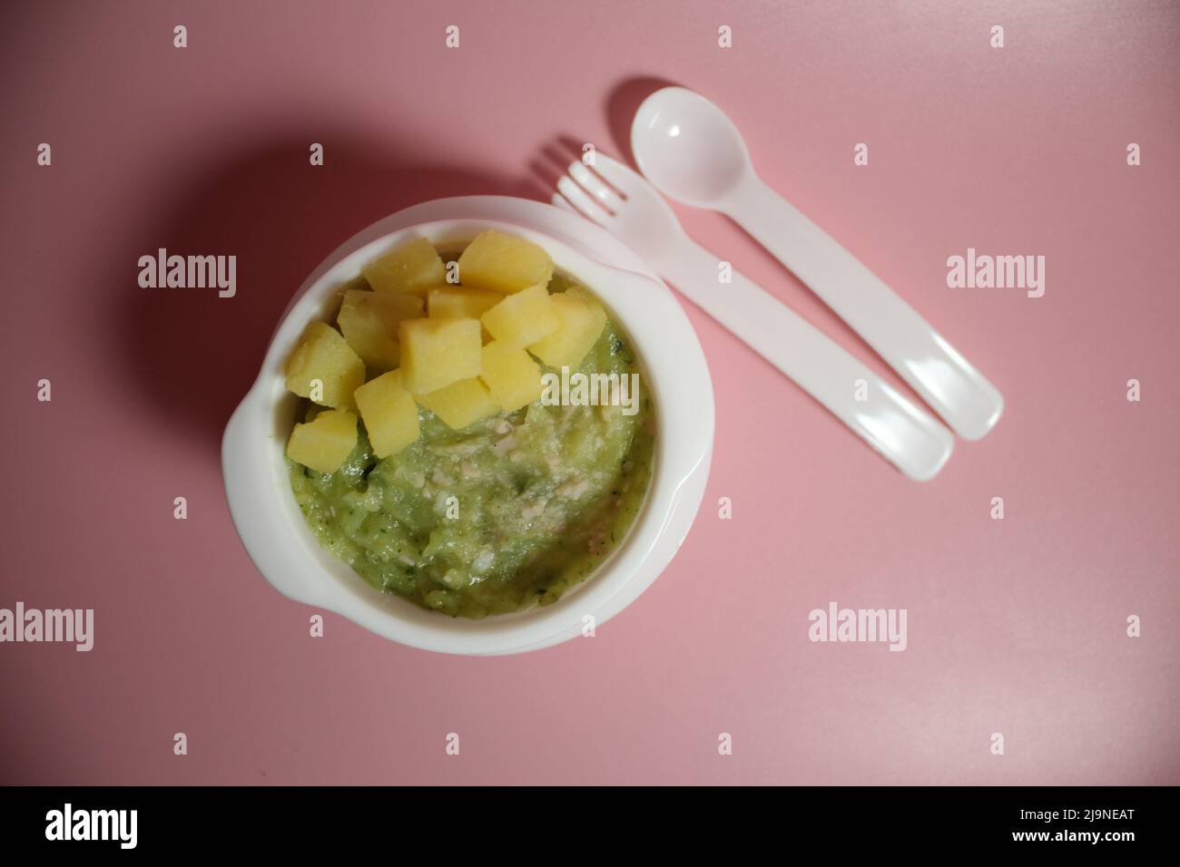 Baby food in bowl hi-res stock photography and images - Alamy