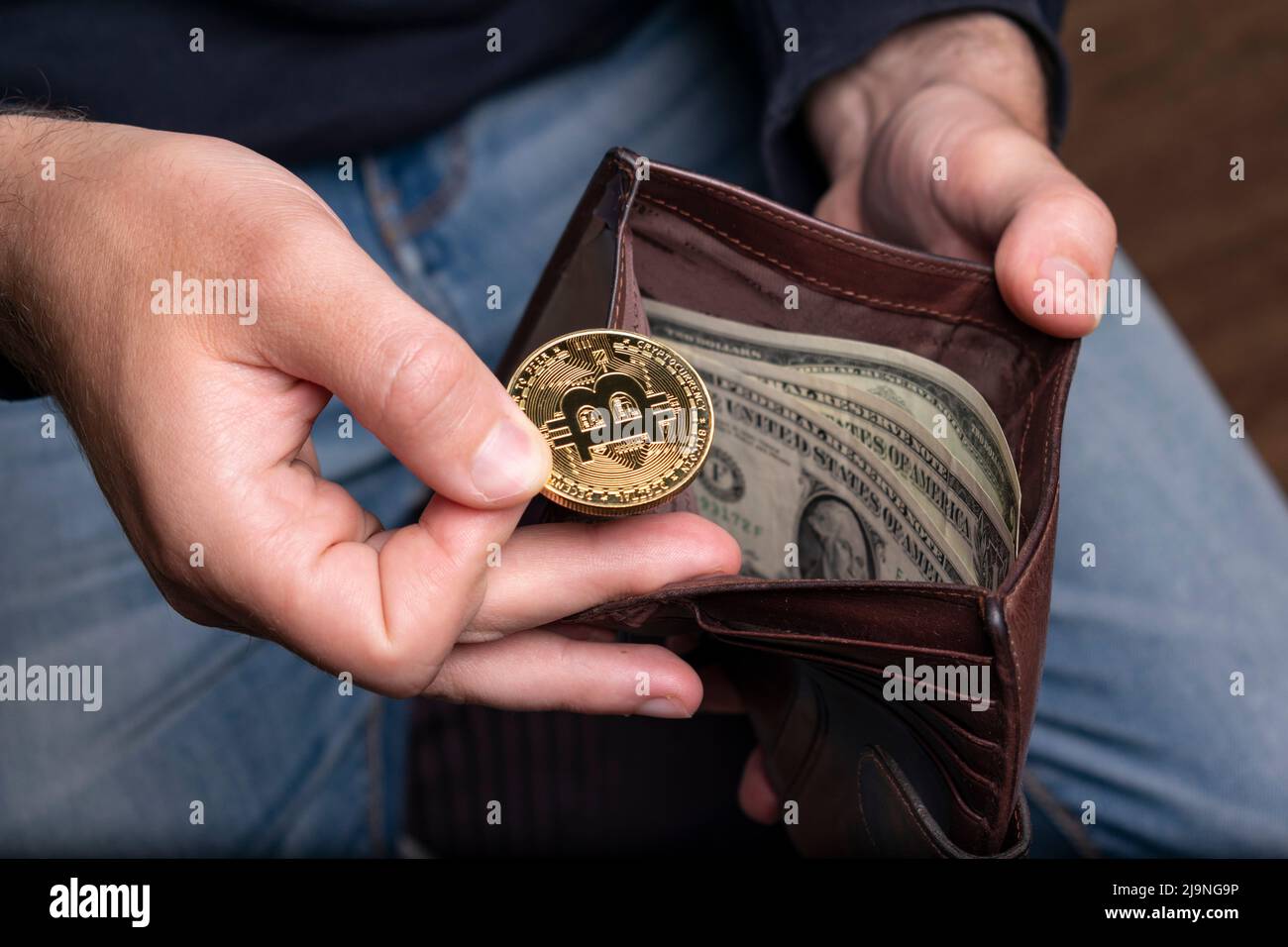Open electronic digital wallet hi-res stock photography and images - Alamy