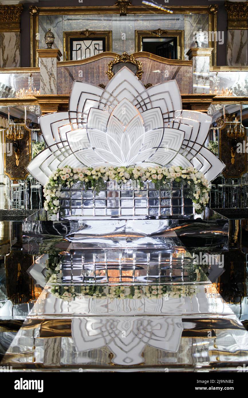 Row of bouquets of flowers on a wedding table Stock Photo - Alamy