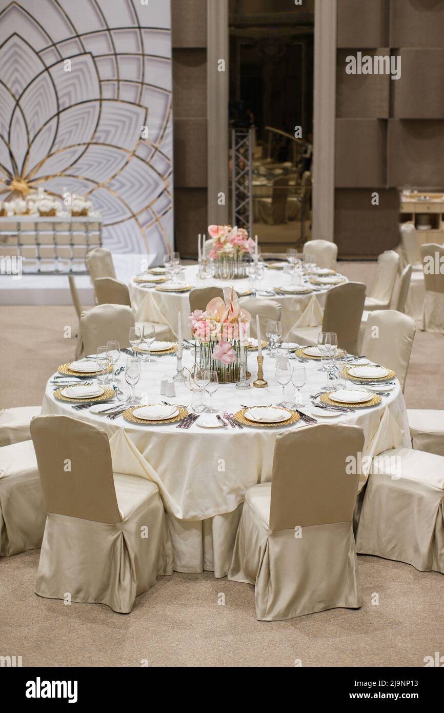 Table set for wedding or another catered event dinner Stock Photo - Alamy