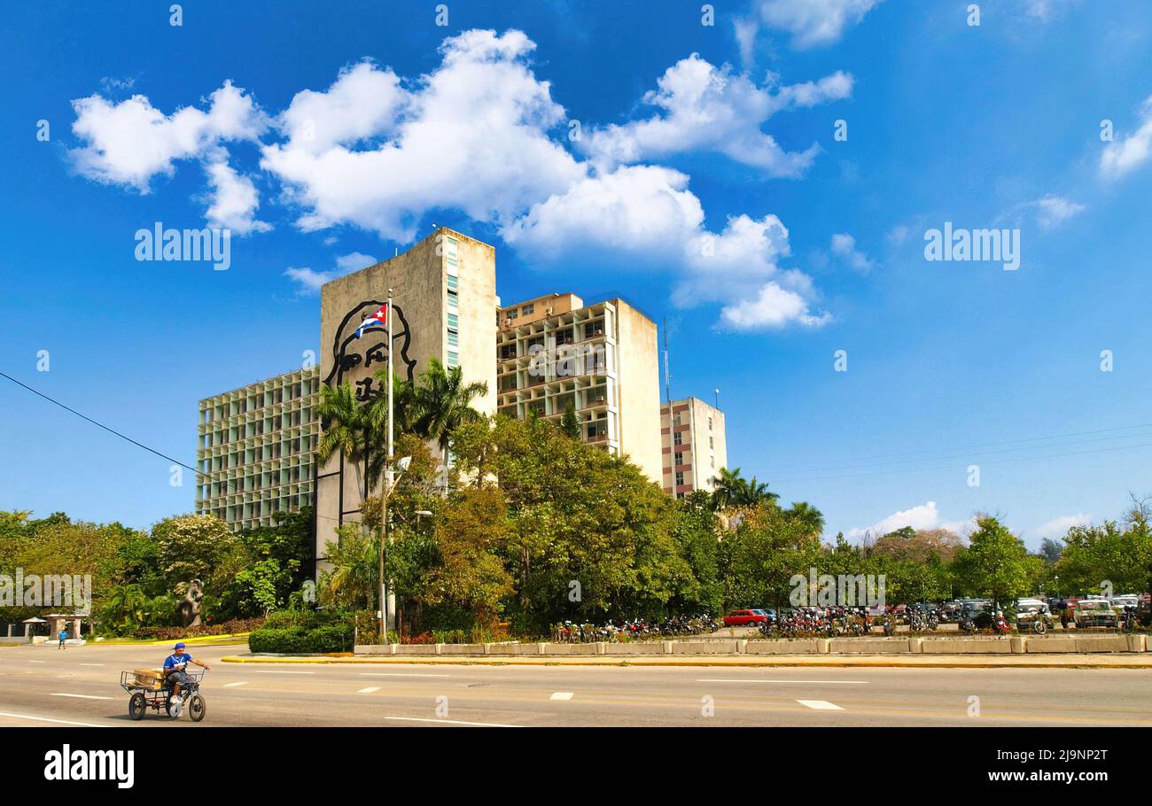 Image of Che Guevara on the facade of the Ministry of the Interior ...