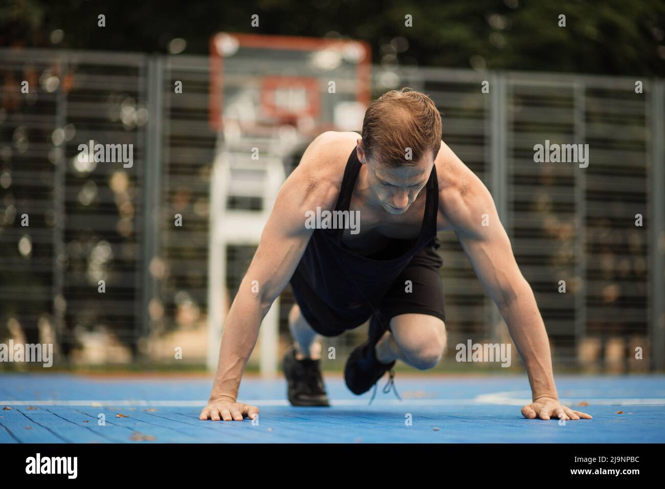 Muscle man exercise outside plank hi-res stock photography and images ...