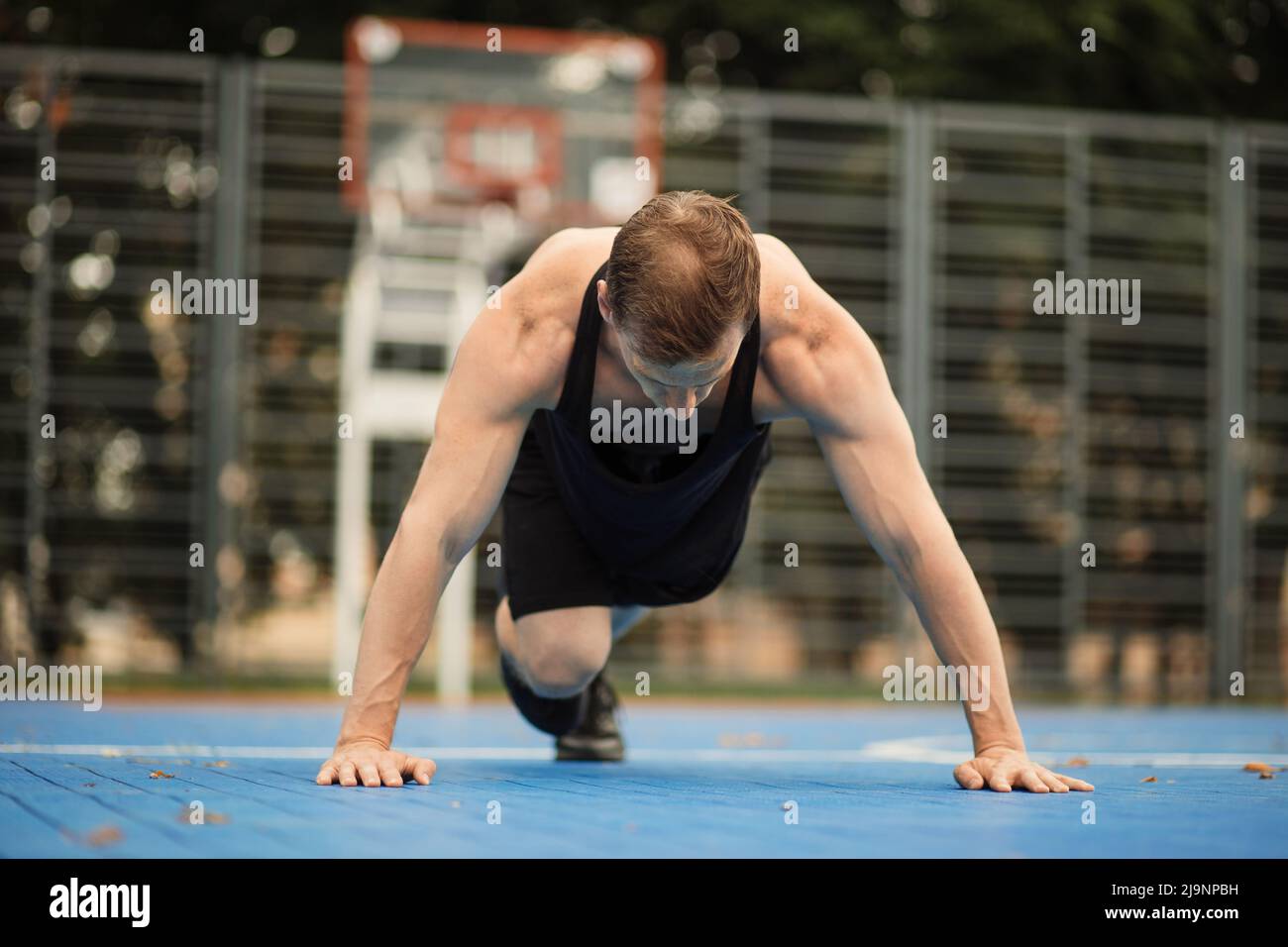 Muscle man exercise outside plank hi-res stock photography and images ...