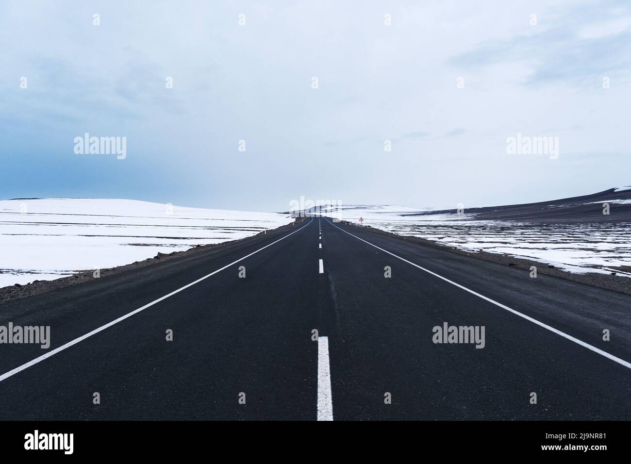 Emtpy road hi-res stock photography and images - Alamy