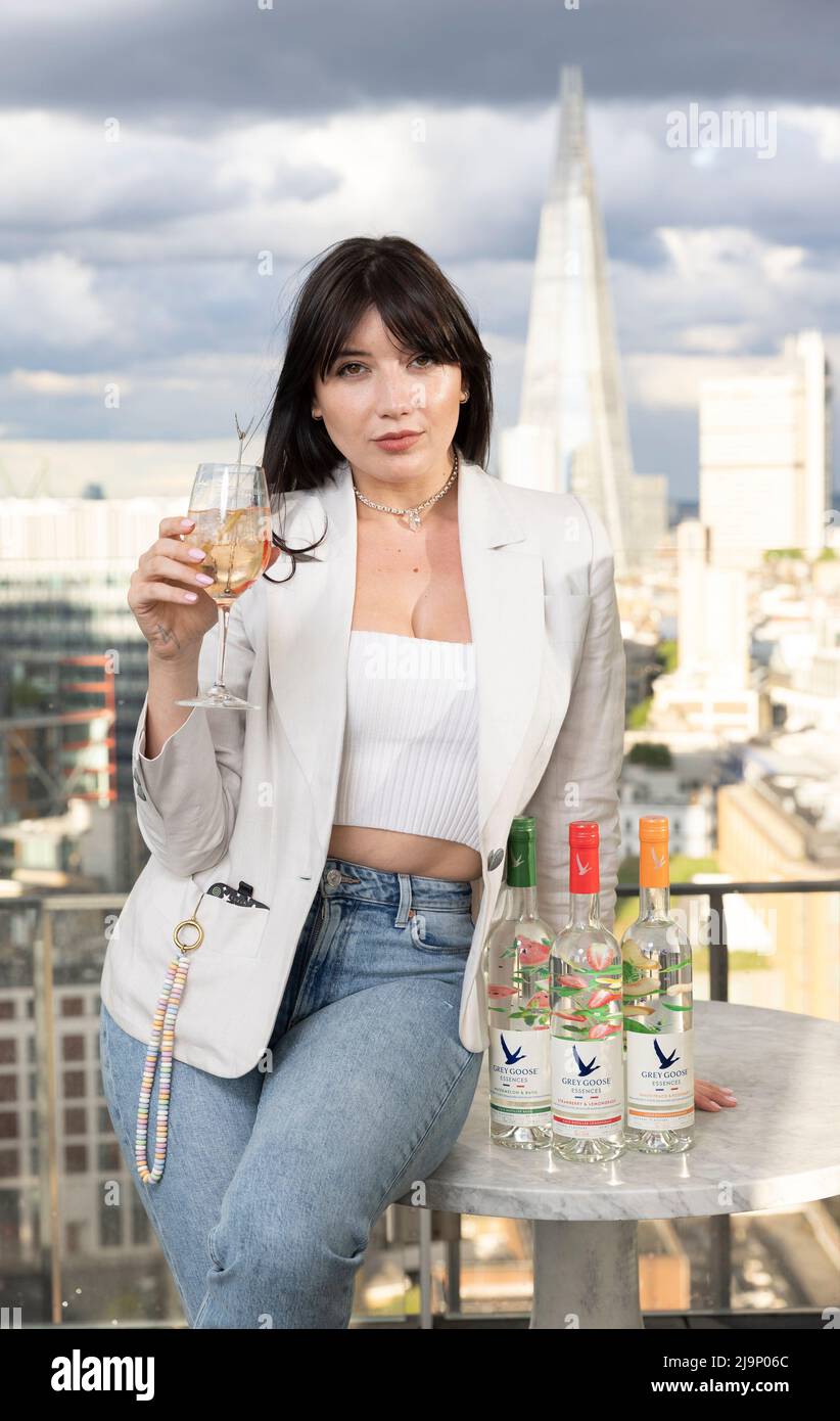 Daisy lowe 2022 hi-res stock photography and images - Alamy