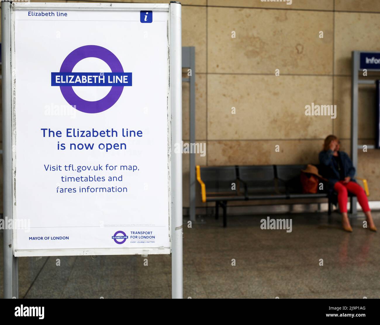 Elizabeth line farringdon station hi-res stock photography and images ...