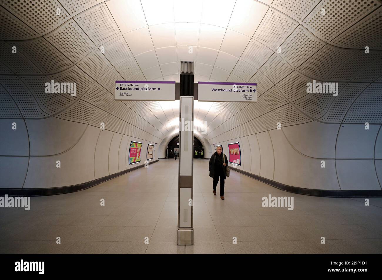 Farringdon elizabeth line station hi-res stock photography and images ...
