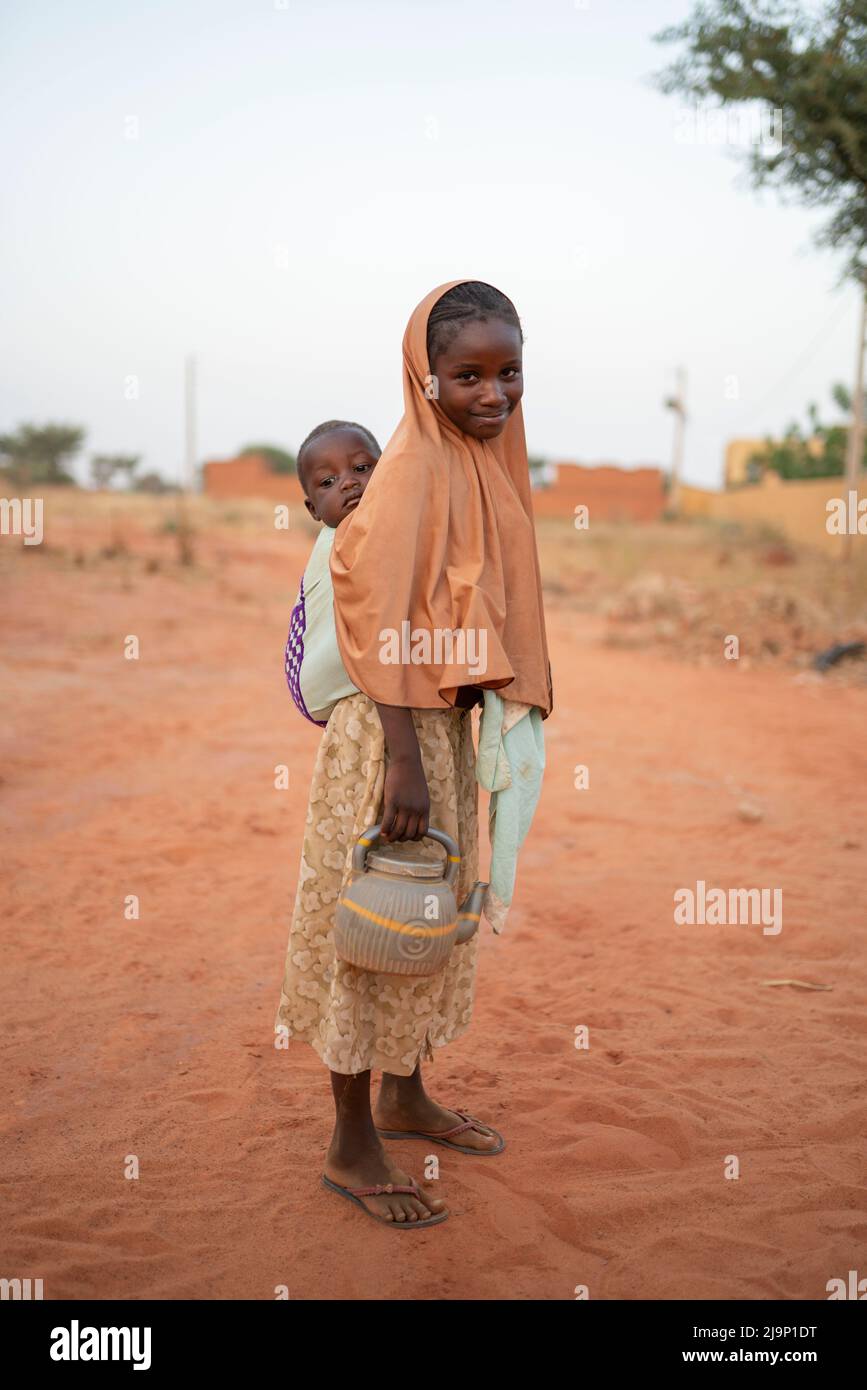 Drought niger children water hi-res stock photography and images - Alamy