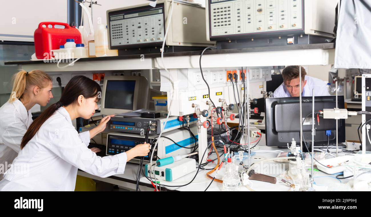 Experiment lab asian measuring hi-res stock photography and images - Alamy