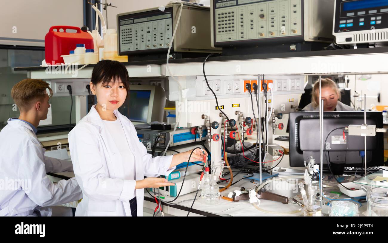 Experiment lab asian measuring hi-res stock photography and images - Alamy