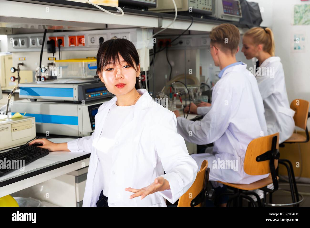Chinese scientist hi-res stock photography and images - Alamy