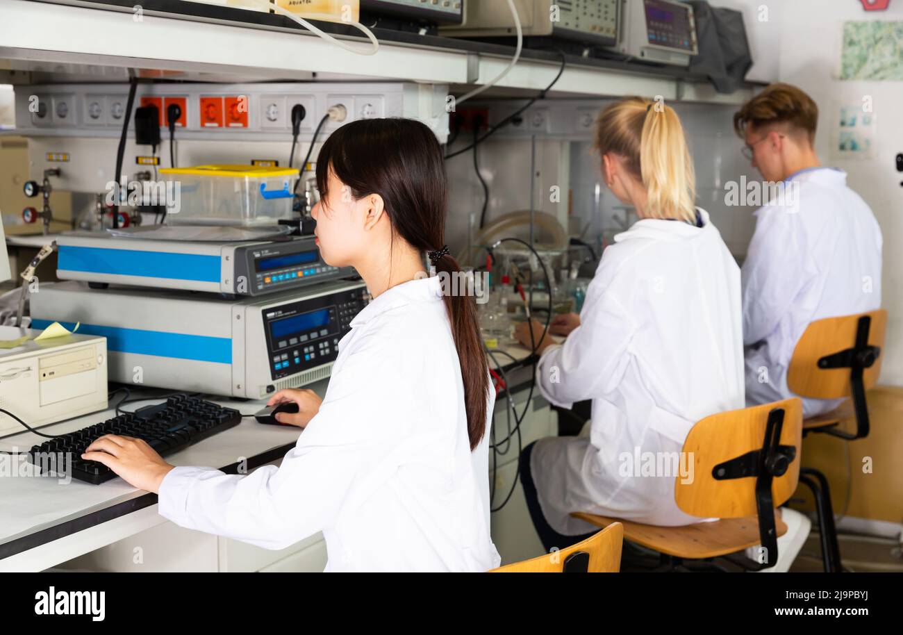 Woman doctor scientist laboratory room hi-res stock photography and ...