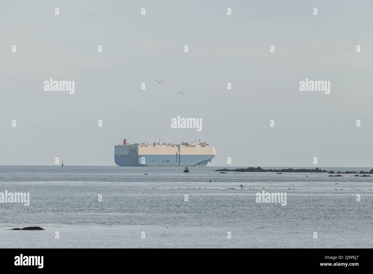 Ship on the horizon hi-res stock photography and images - Alamy