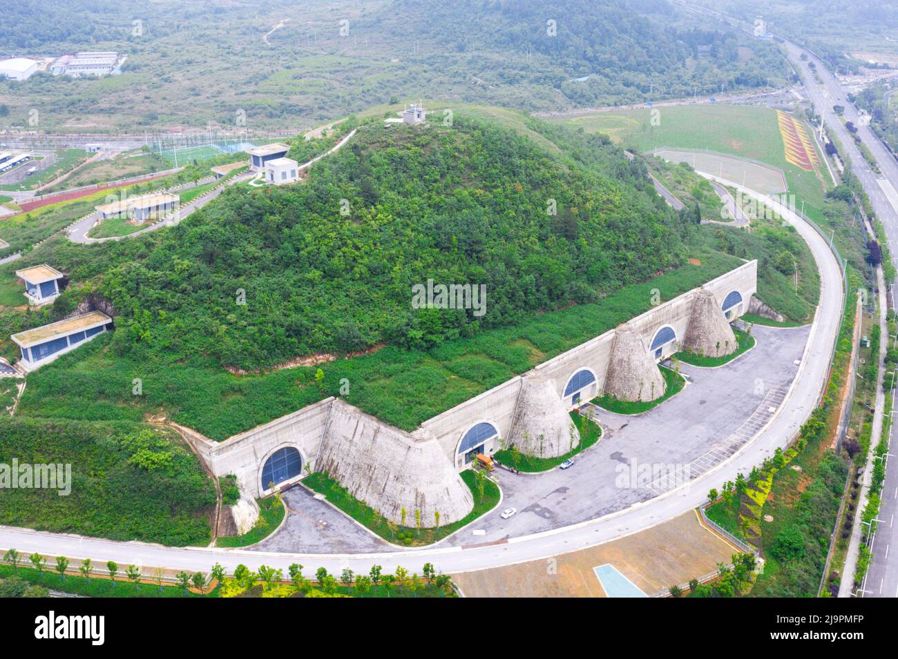 (220525) -- GUIYANG, May 25, 2022 (Xinhua) -- Aerial photo taken on May ...
