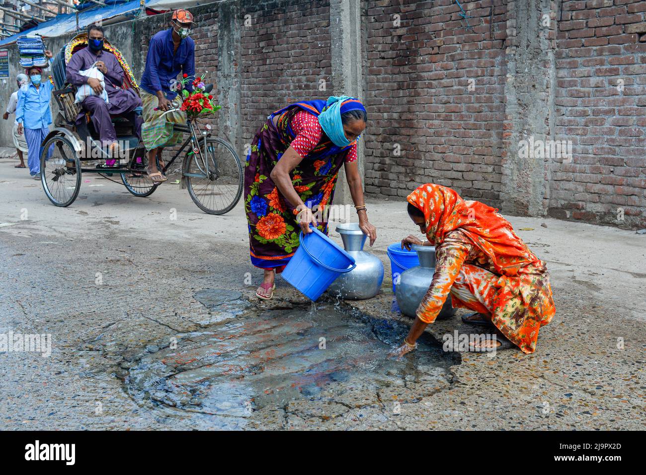 Dhaka slum women hi-res stock photography and images - Alamy