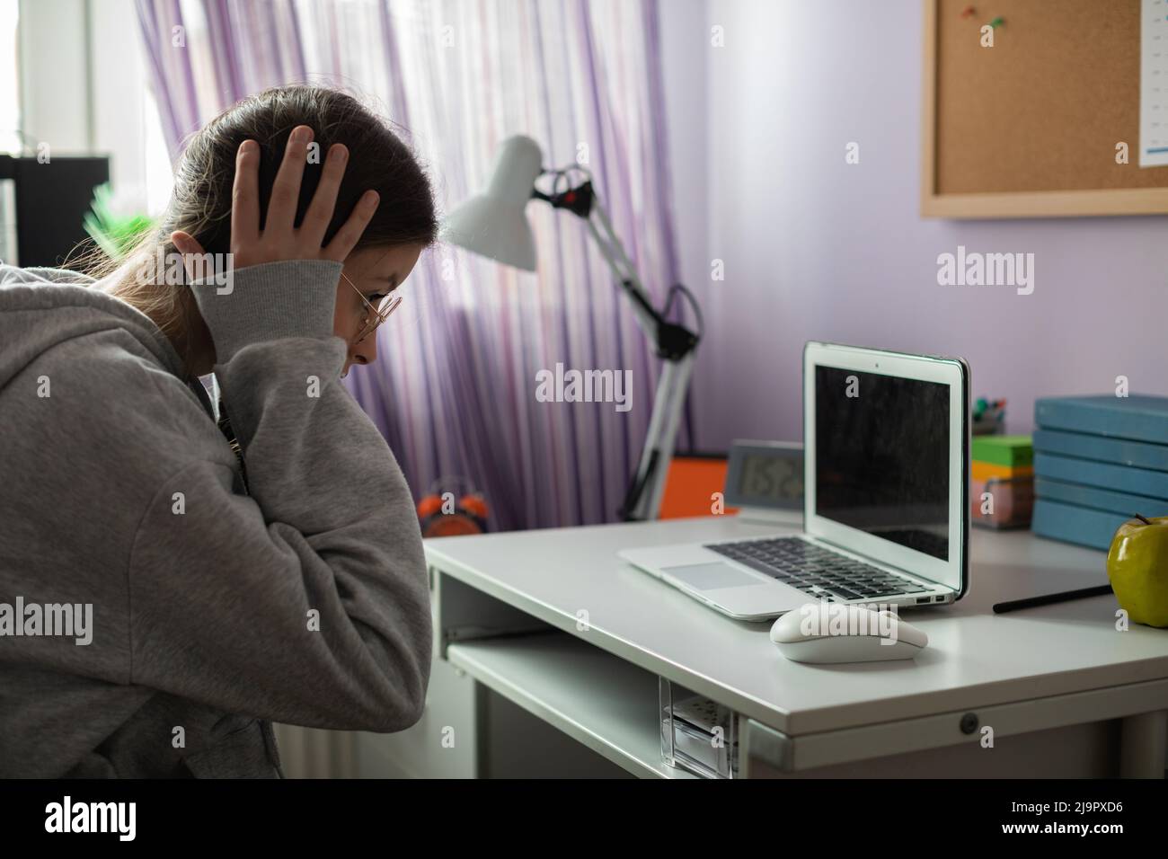 A teenage girl saw a horrifying event on her laptop on the internet ...