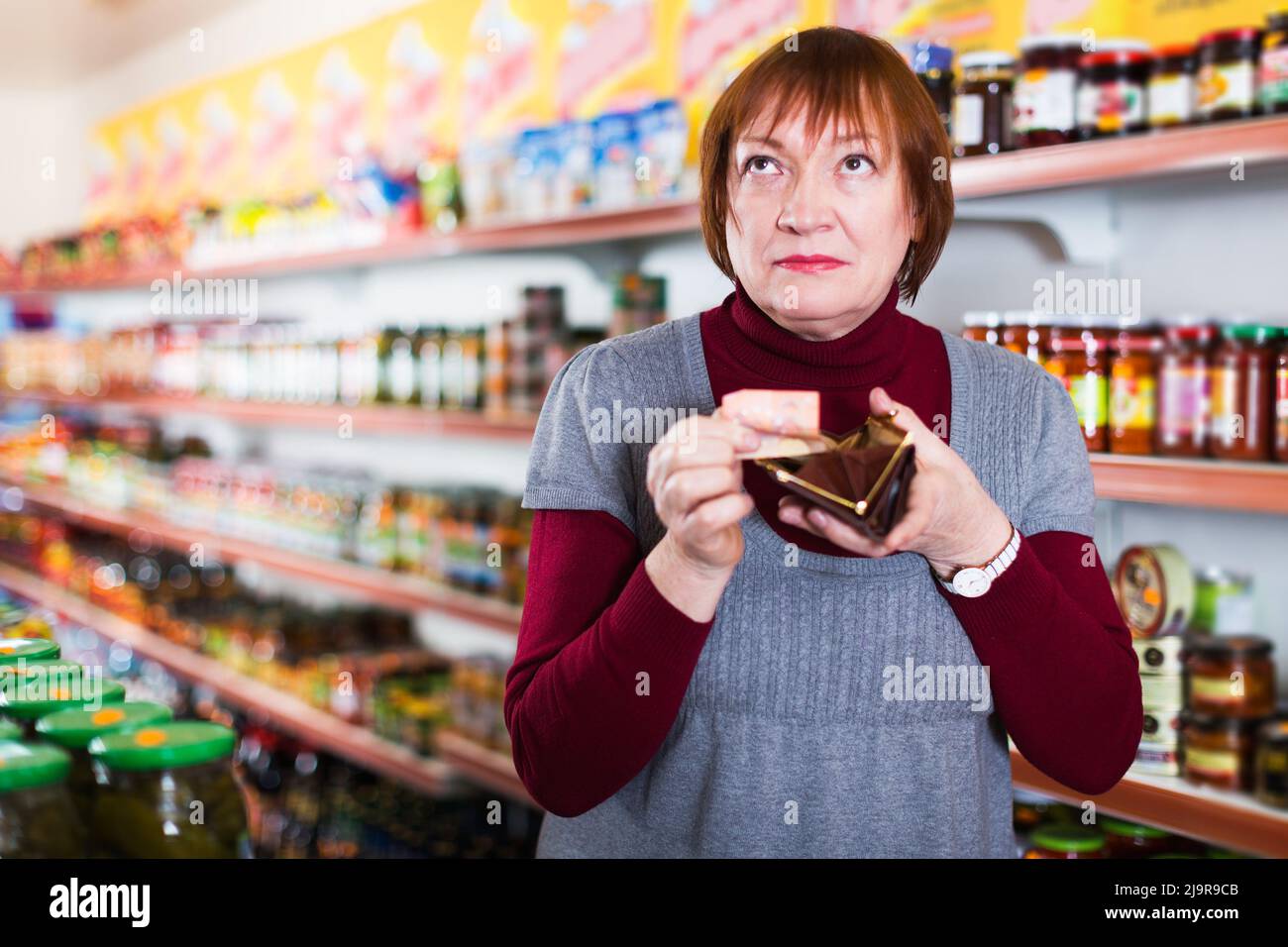customer with wallet counting money in supermarket Stock Photo - Alamy