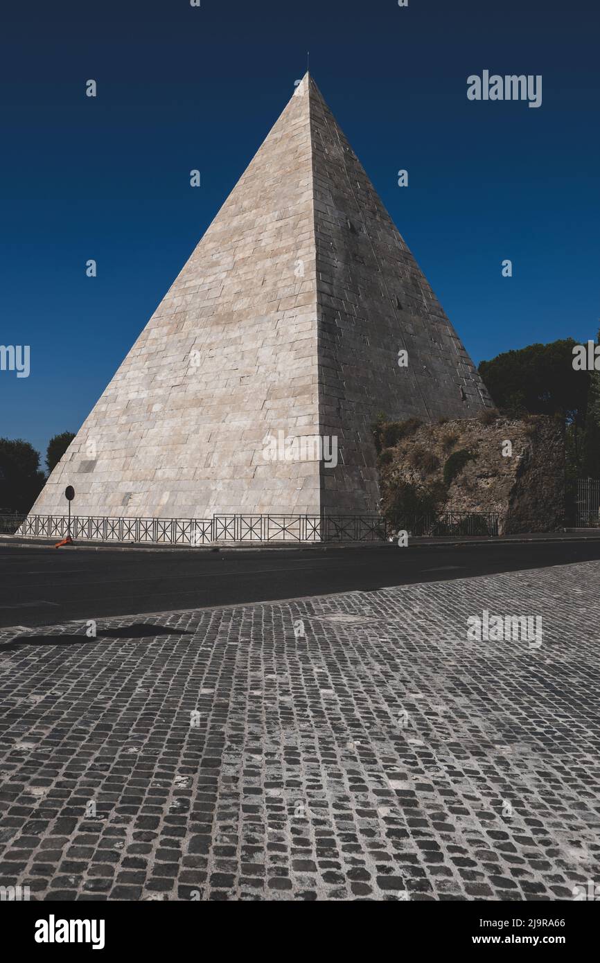 Rome cestia pyramid hi-res stock photography and images - Alamy