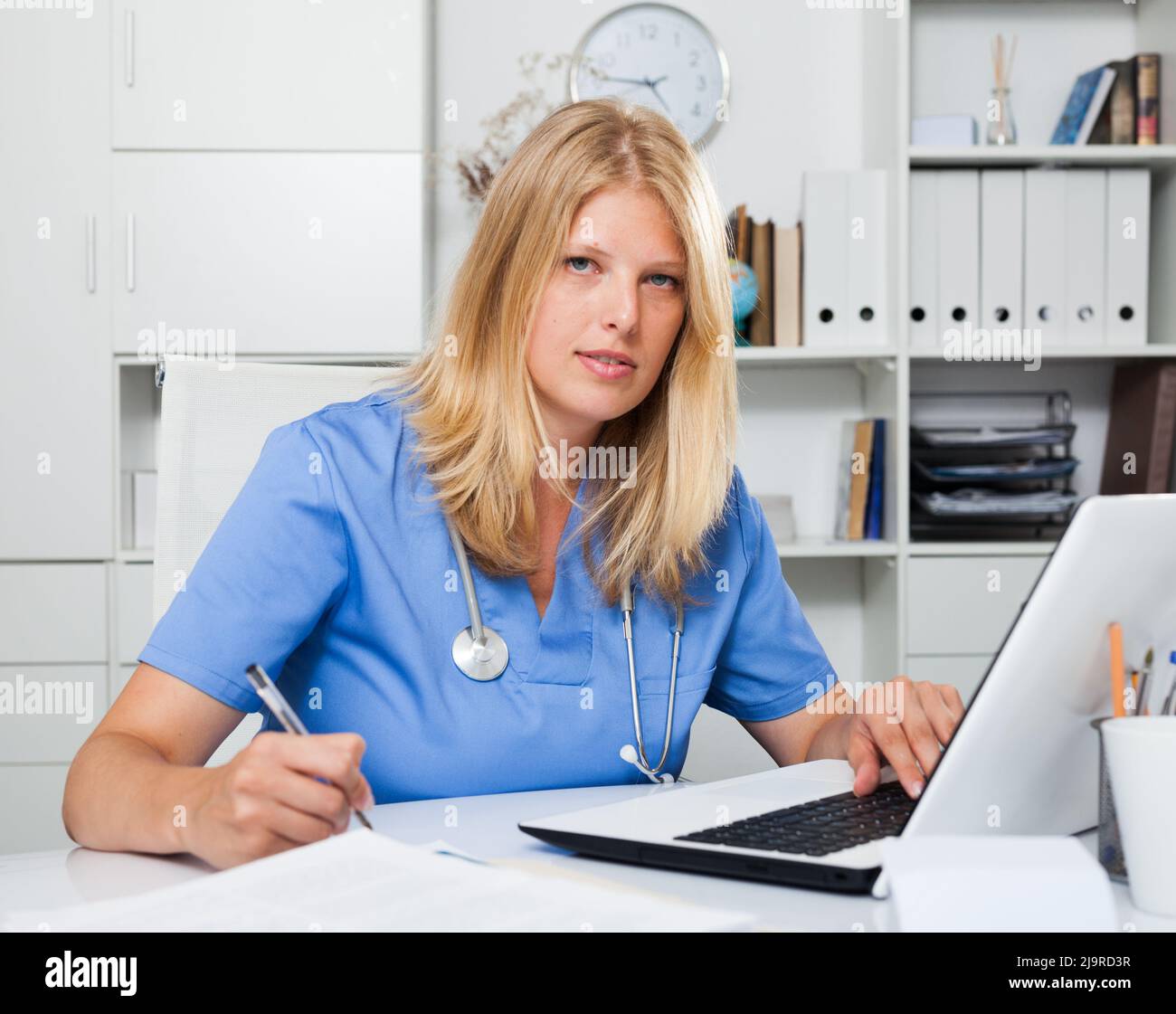 Therapist lady hi-res stock photography and images - Alamy