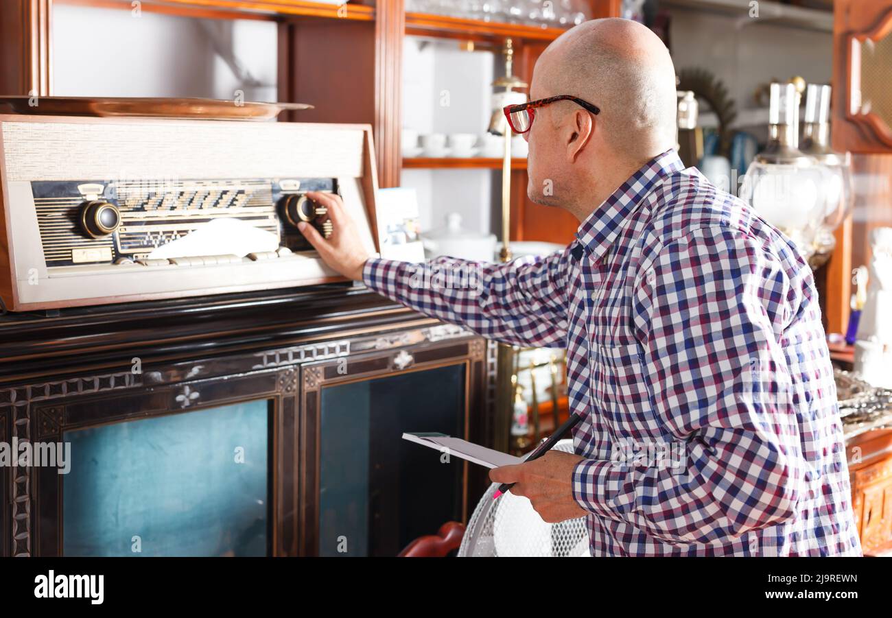 Appraiser store hi-res stock photography and images - Alamy