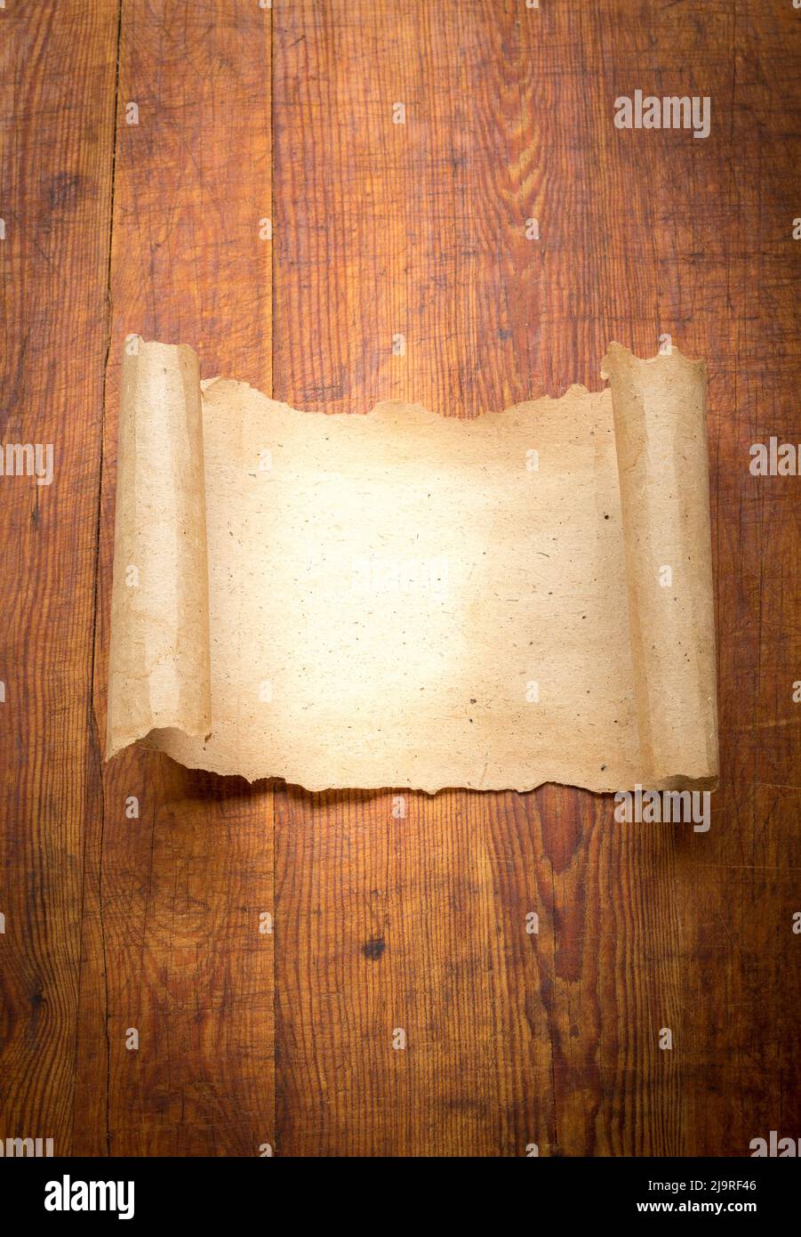 close up of grunge note paper on wooden background Stock Photo - Alamy