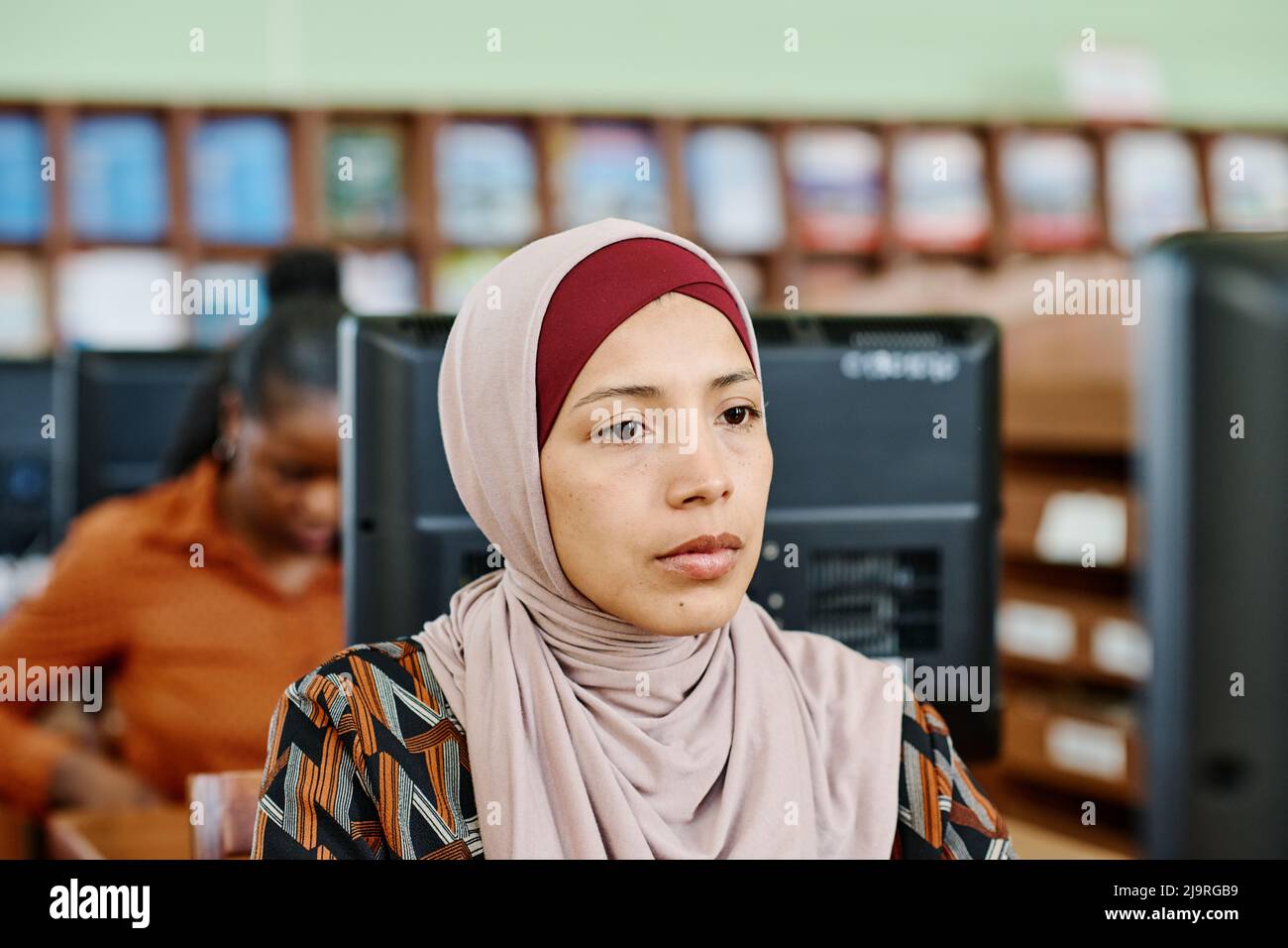 Hijab school computer hi-res stock photography and images - Alamy