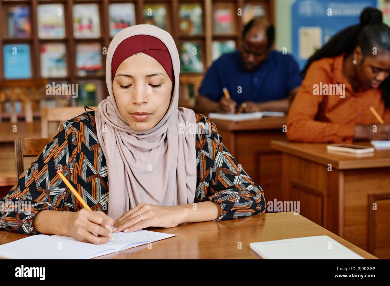 Middle eastern student classroom hi-res stock photography and images ...