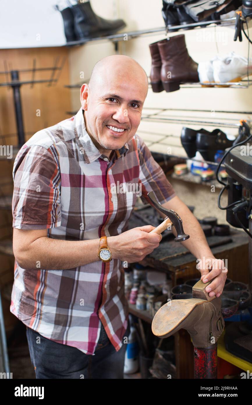 Cordwainer shoemaker hi-res stock photography and images - Alamy