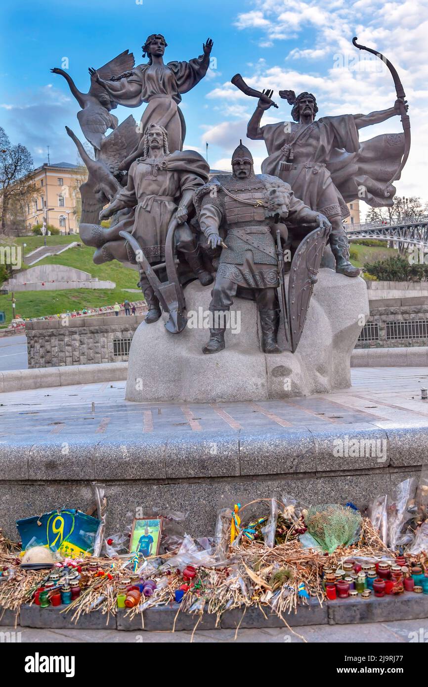 Founders Monument memorial to people killed in Maidan Square, Kiev ...