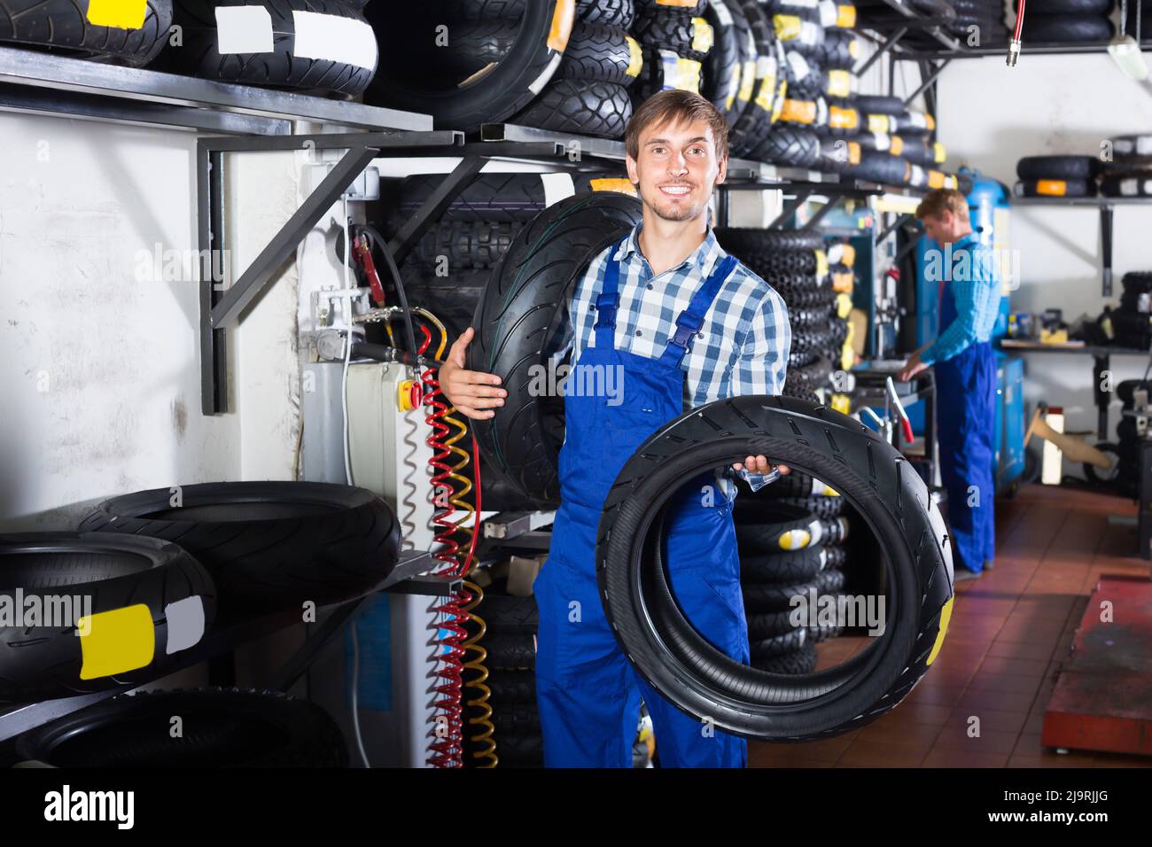 Man fitting new tyre hi-res stock photography and images - Alamy