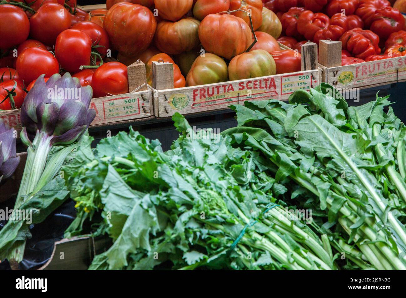 Market italy vegetables hi-res stock photography and images - Alamy