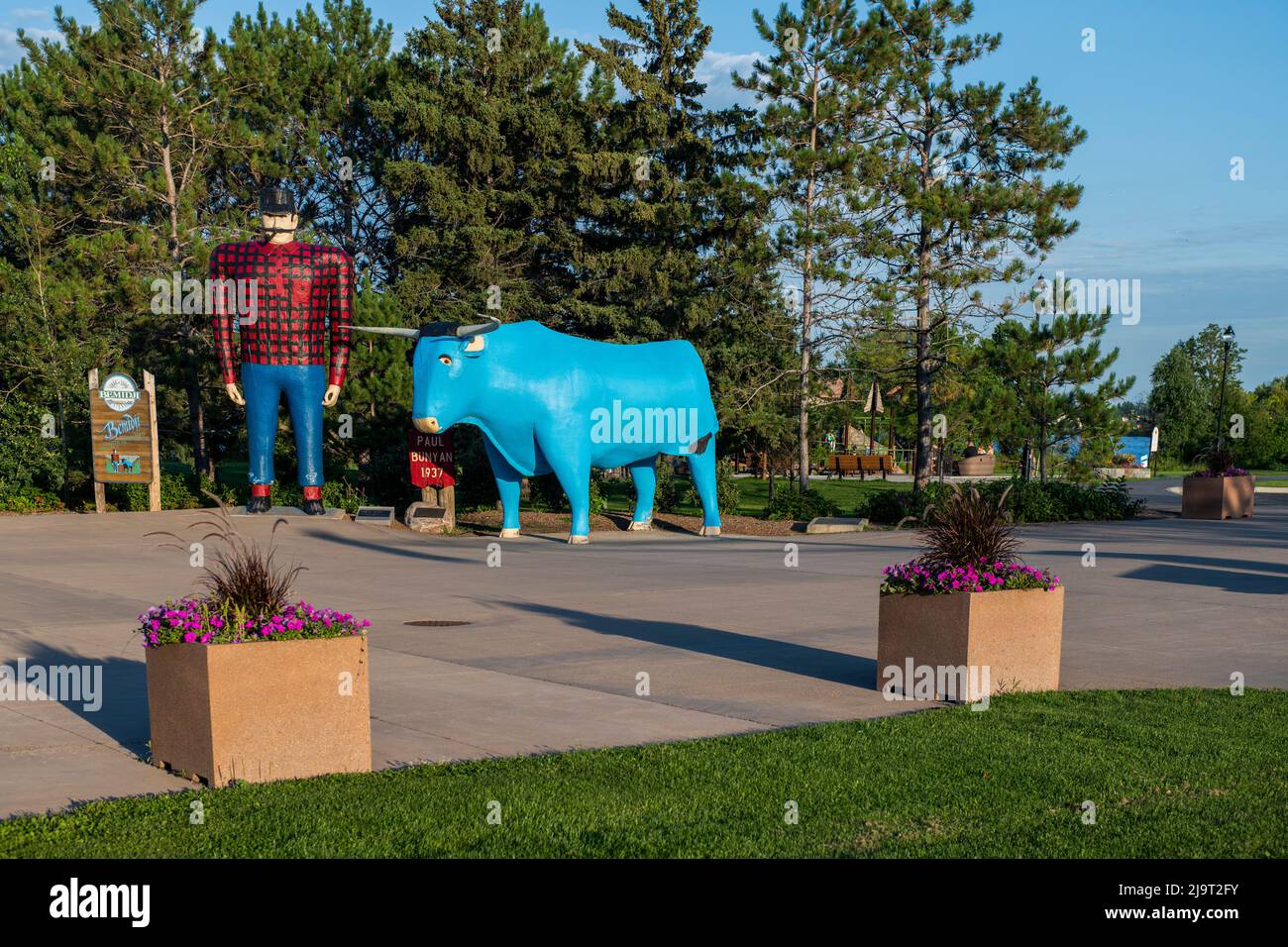 USA, Minnesota, Bemidji. Paul Bunyan and Babe the Blue Ox. (Editorial ...