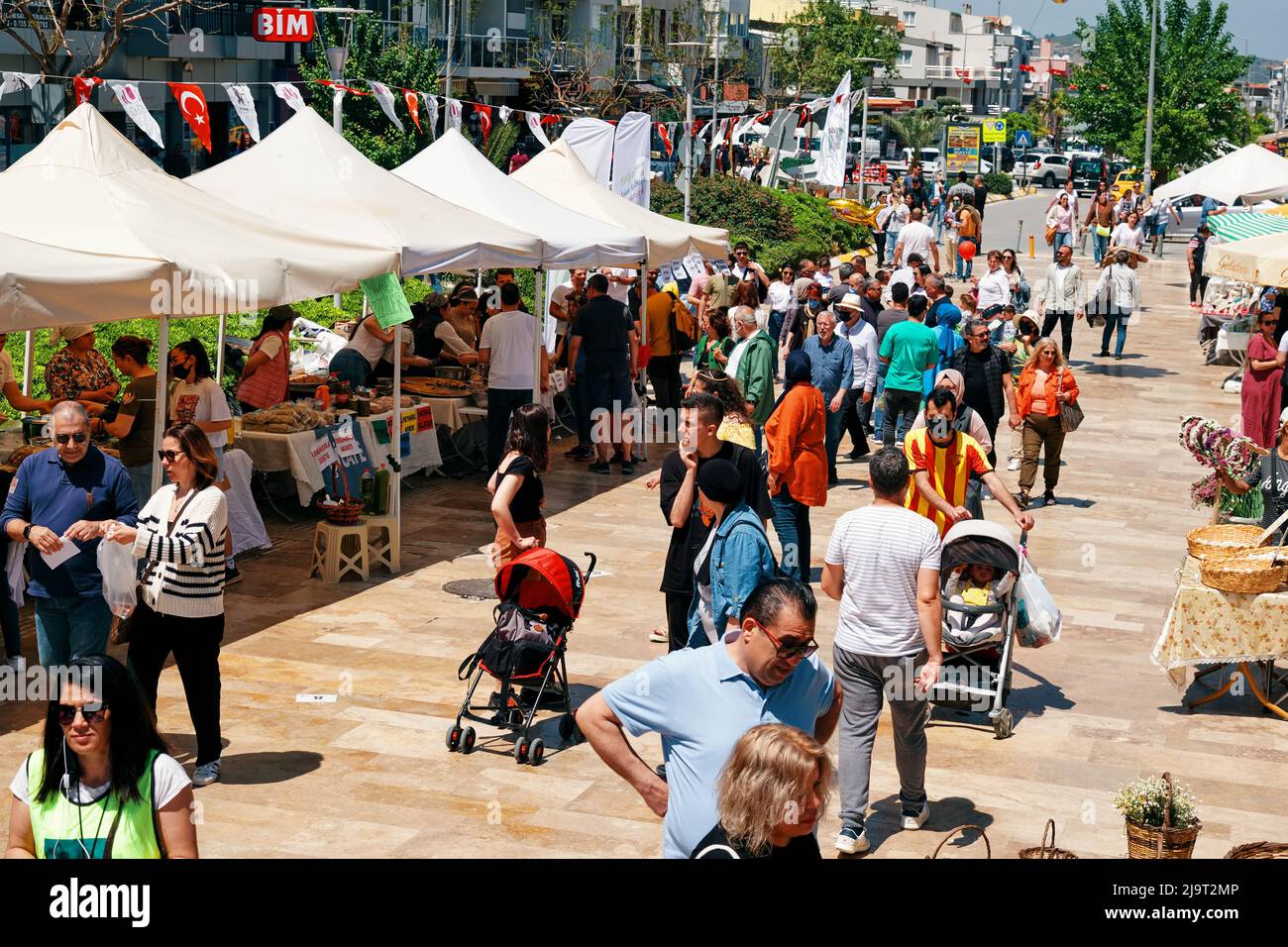 Crowd food counter hi-res stock photography and images - Alamy