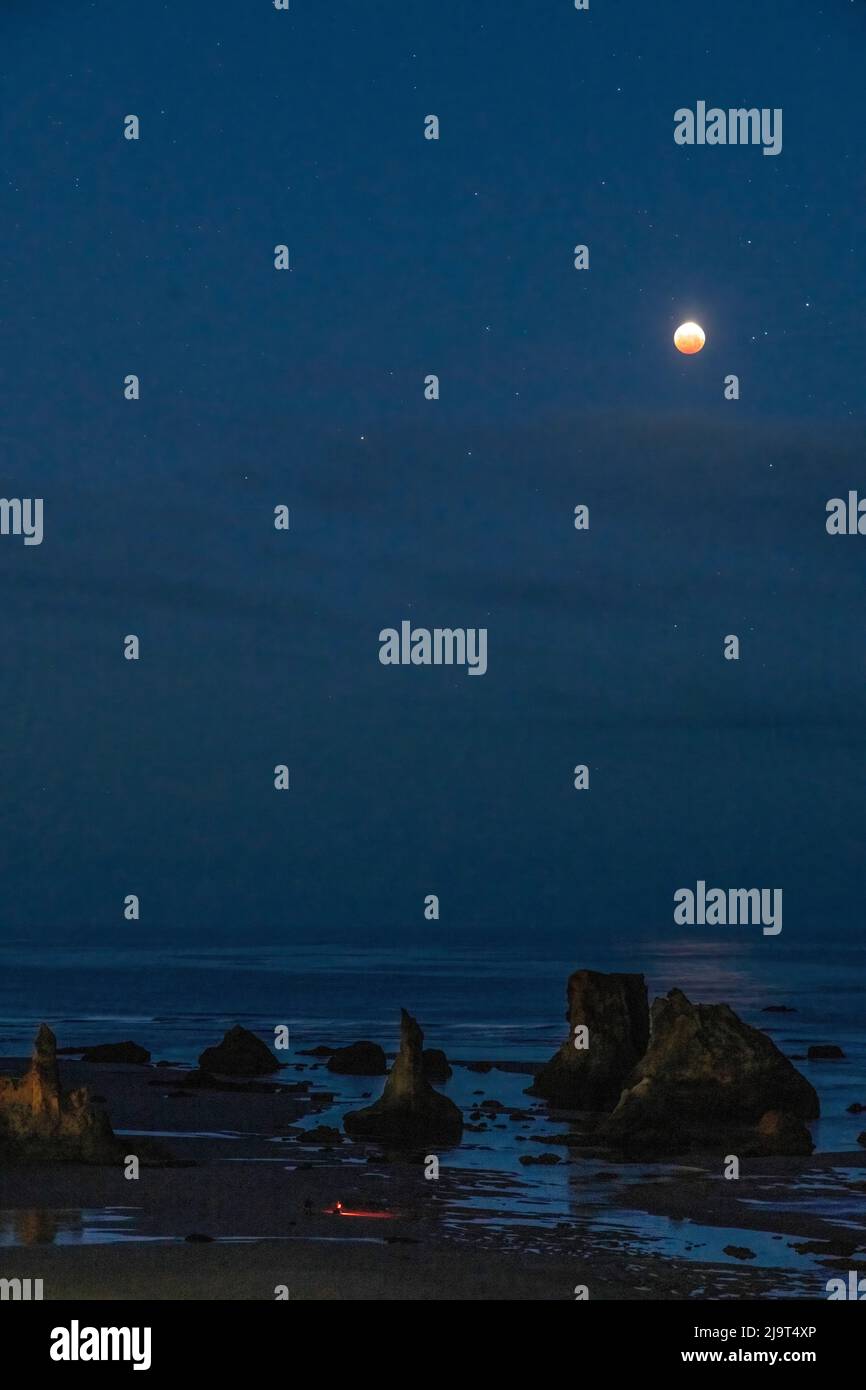 Lunar eclipse in the night sky hi-res stock photography and images - Alamy