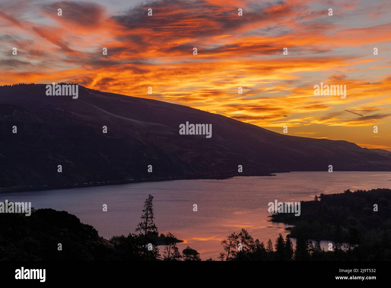 Vivid sunrise clouds over the Columbia River near Rowena, Oregon, USA ...