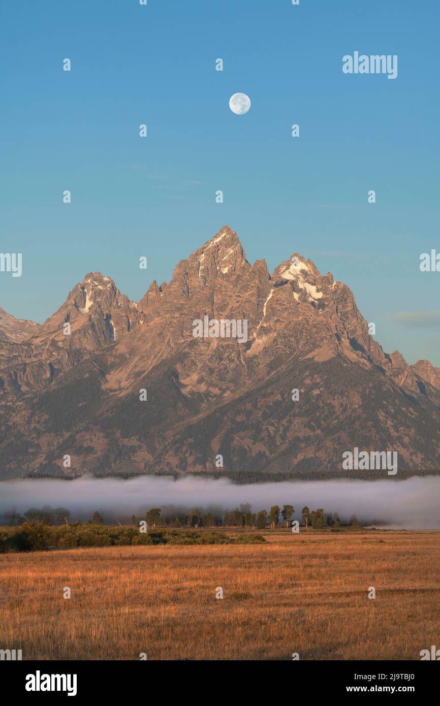 Full moon over the Teton Range at Cunningham Ranch, Grand Teton ...
