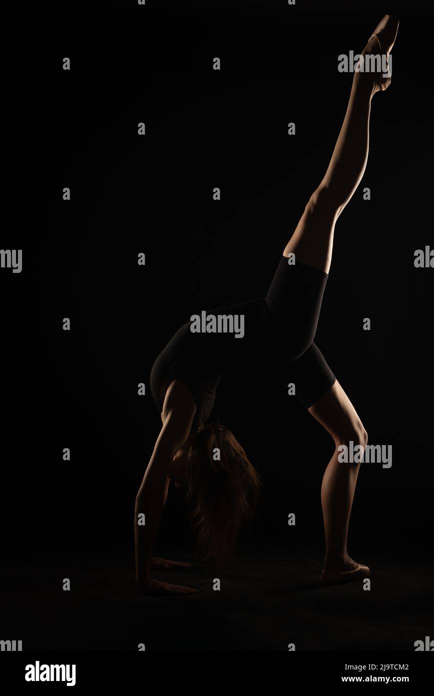 Dancer balance posture on one leg hi-res stock photography and images ...