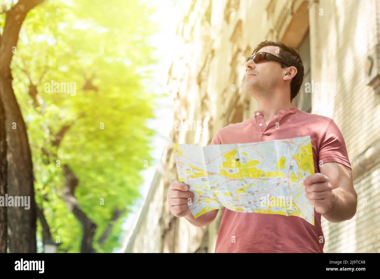 Lost confused tourist looking map hi-res stock photography and images ...