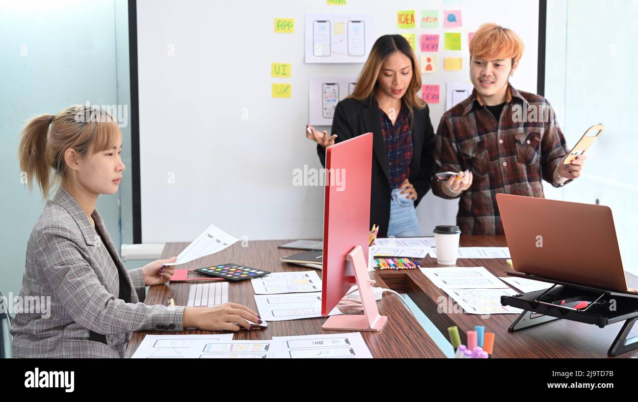 User experience designers are brainstorming and planning sketch ...