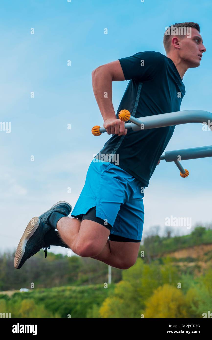 Muscular bodybuilder doing chin up hi-res stock photography and images ...
