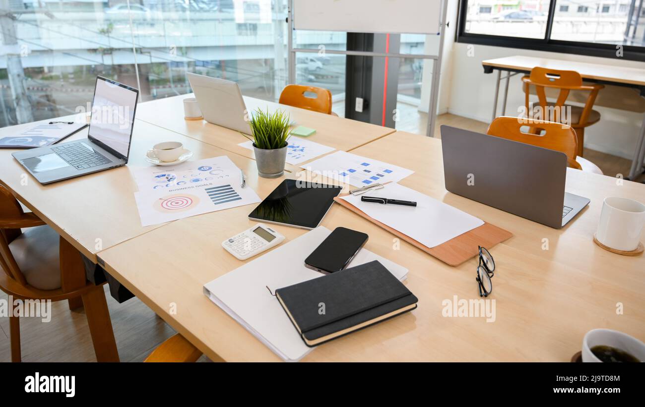 Messy conference room table hi-res stock photography and images - Alamy