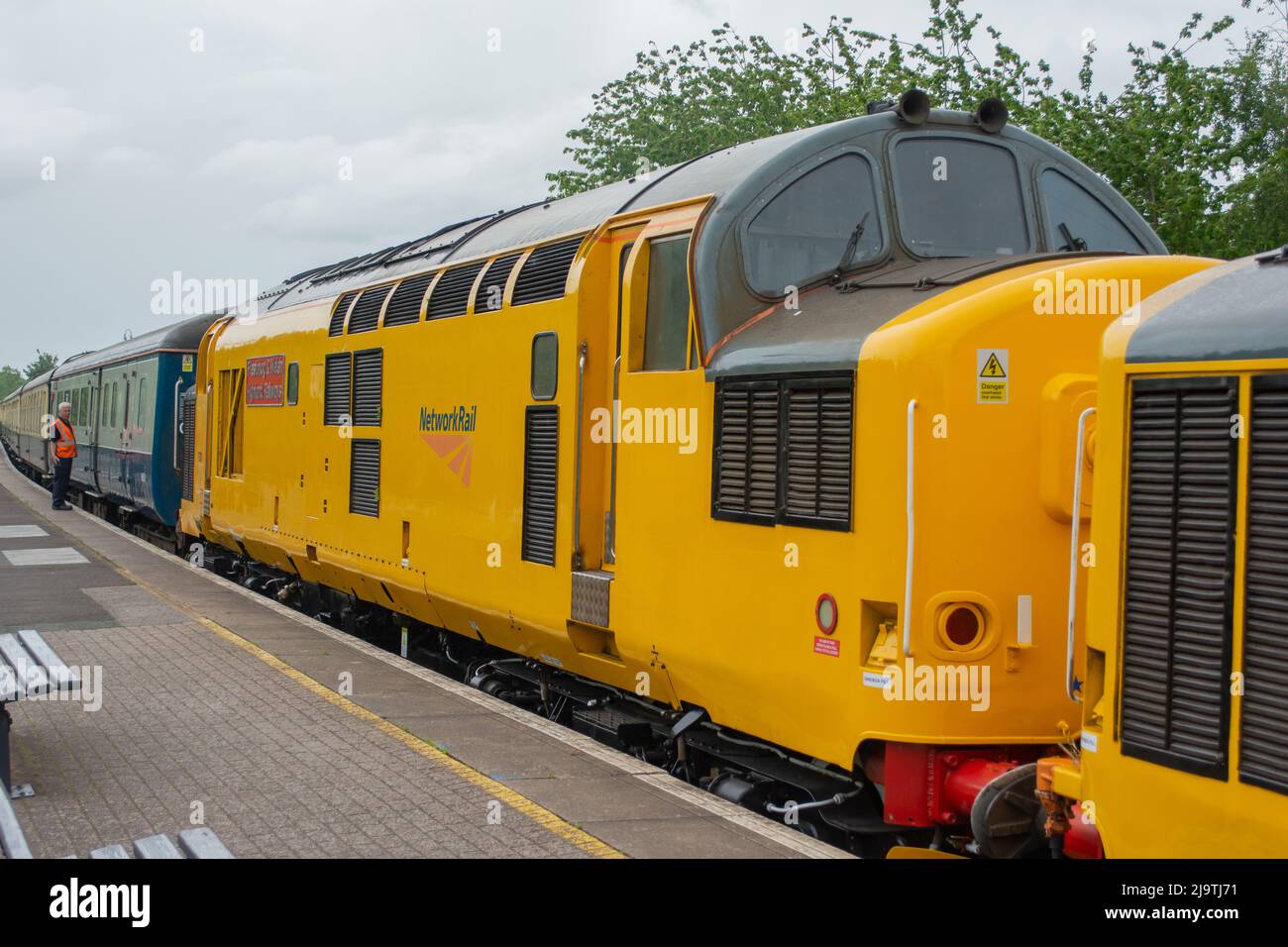 British rail class 37 locomotive hi-res stock photography and images ...