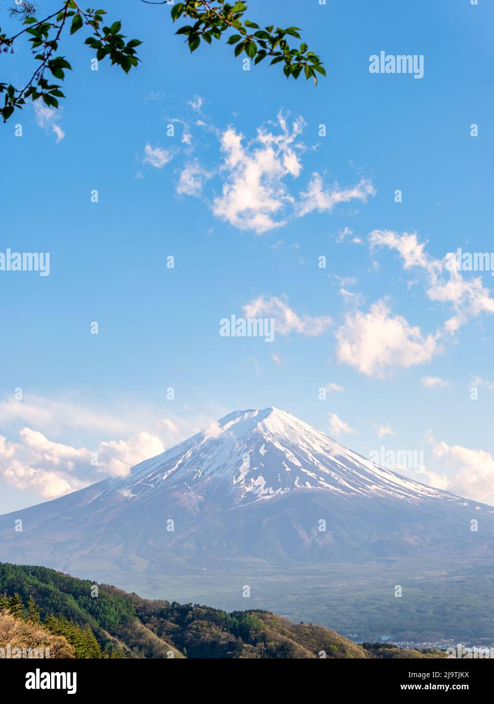 The autumn light and the scenic scenery of mount fuji hi-res stock ...