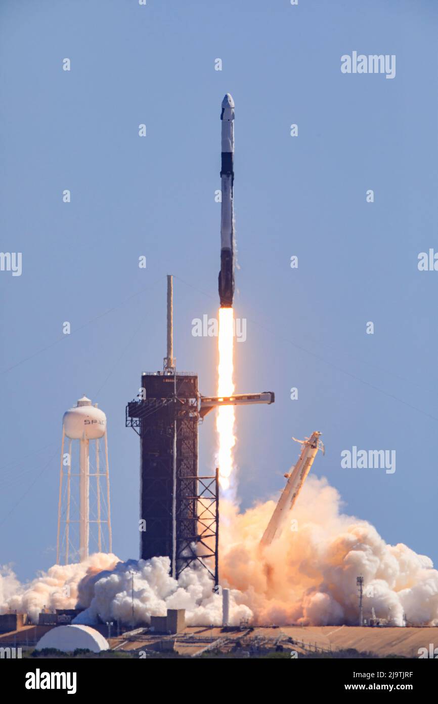 Axiom-1 mission launch Stock Photo - Alamy