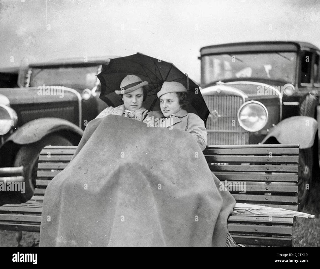 Women cold windy hi-res stock photography and images - Alamy