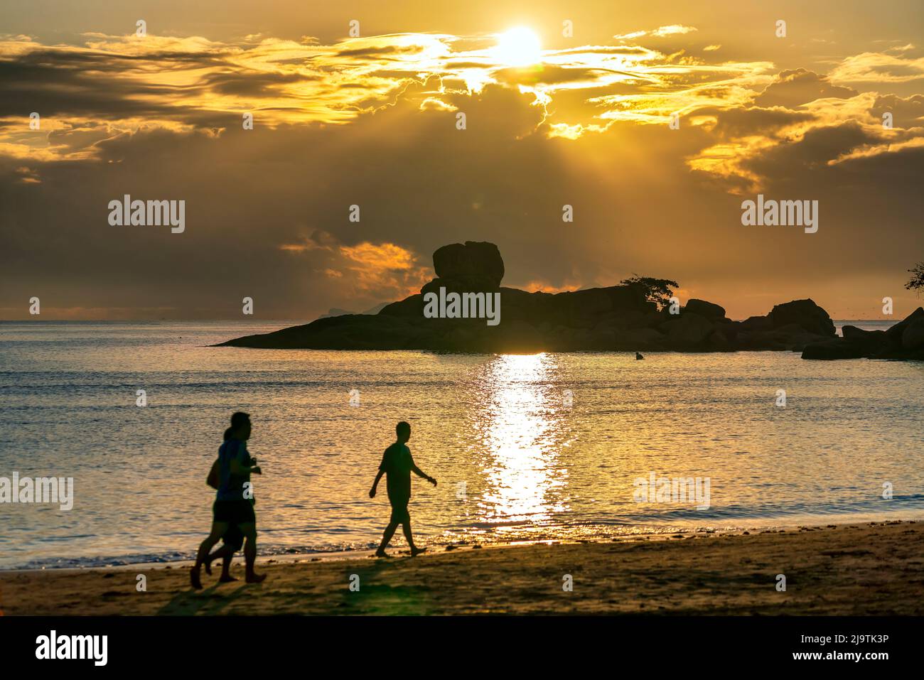 Sunrise landscape at Hon Chong attracts people to exercise along the ...