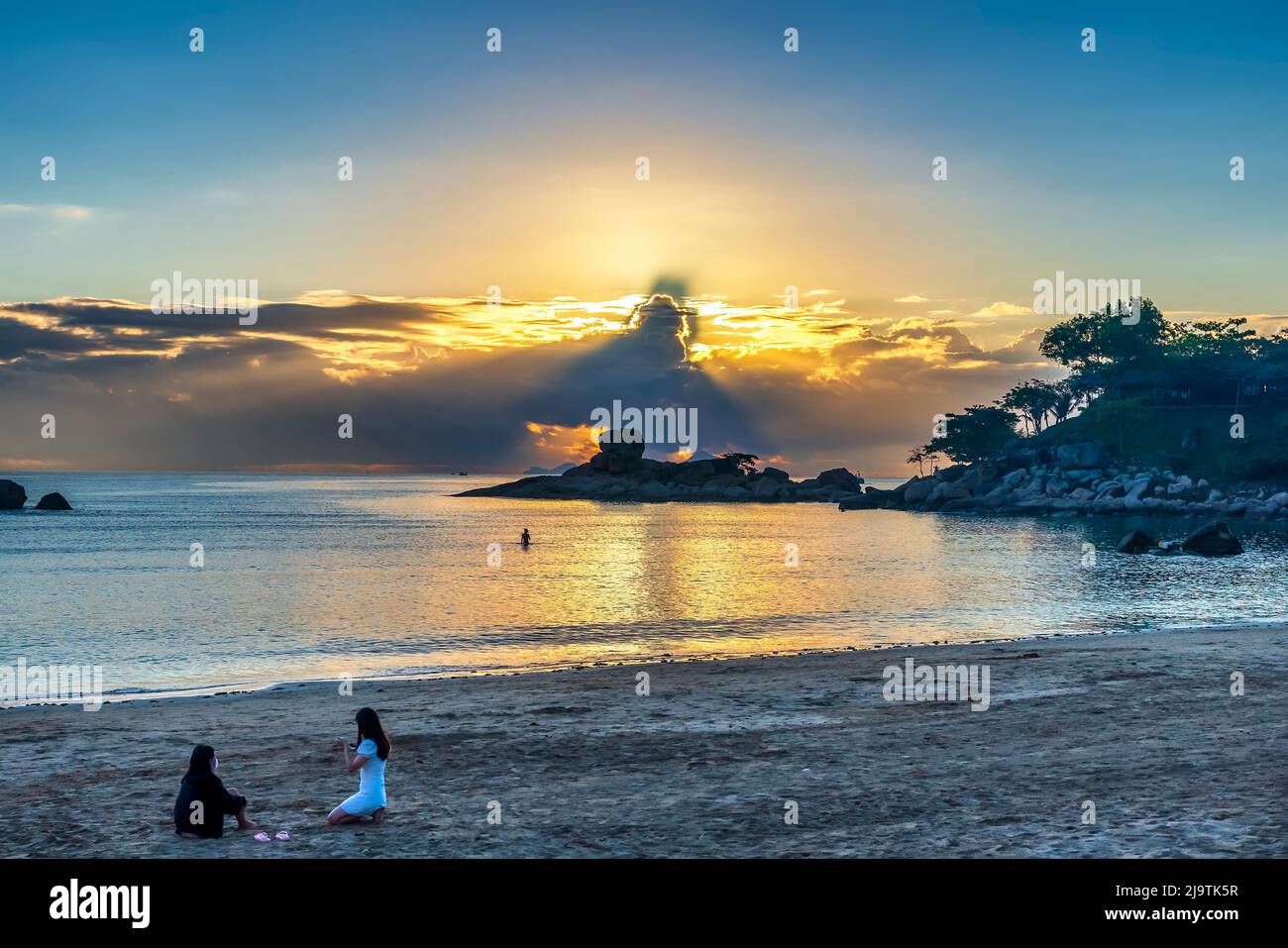Sunrise landscape at Hon Chong attracts people to exercise along the ...
